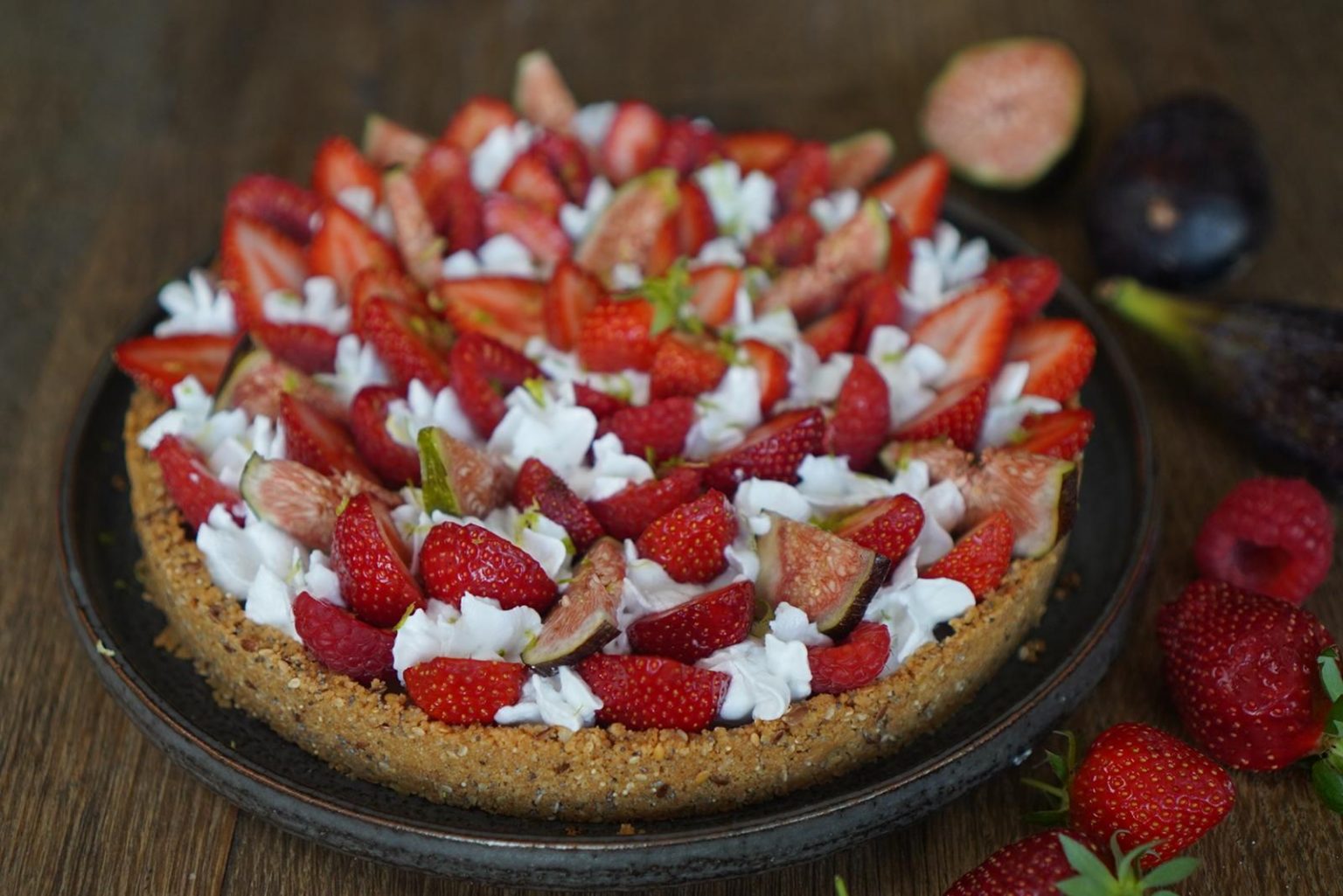 Recette de la tarte aux fruits rouges sans cuisson - HerveCuisine.com