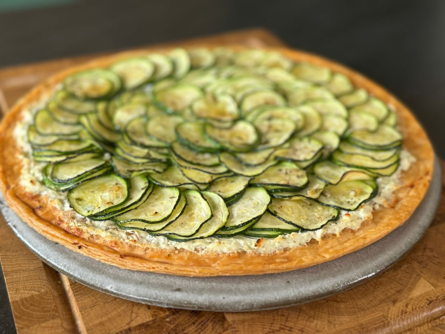 La recette de la tarte fine courgettes chèvre - HerveCuisine.com